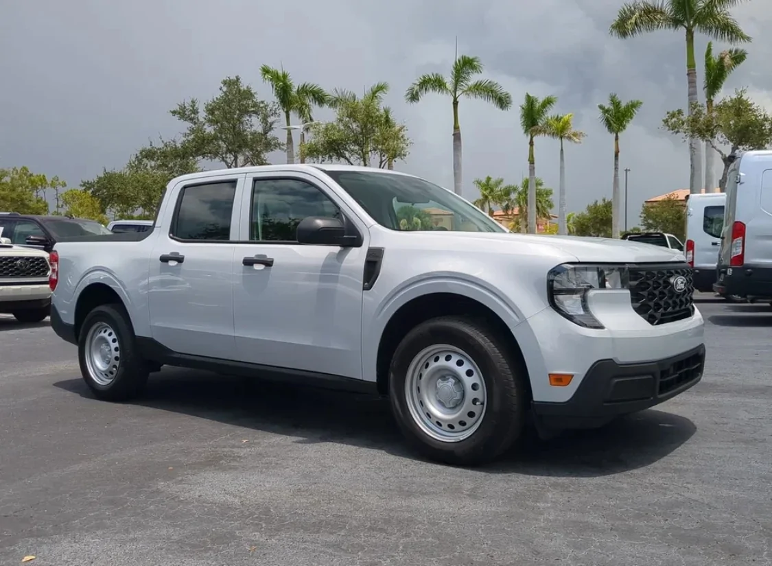 Space White Metallic vs Desert Sand | MaverickTruckClub - 2022+ Ford ...