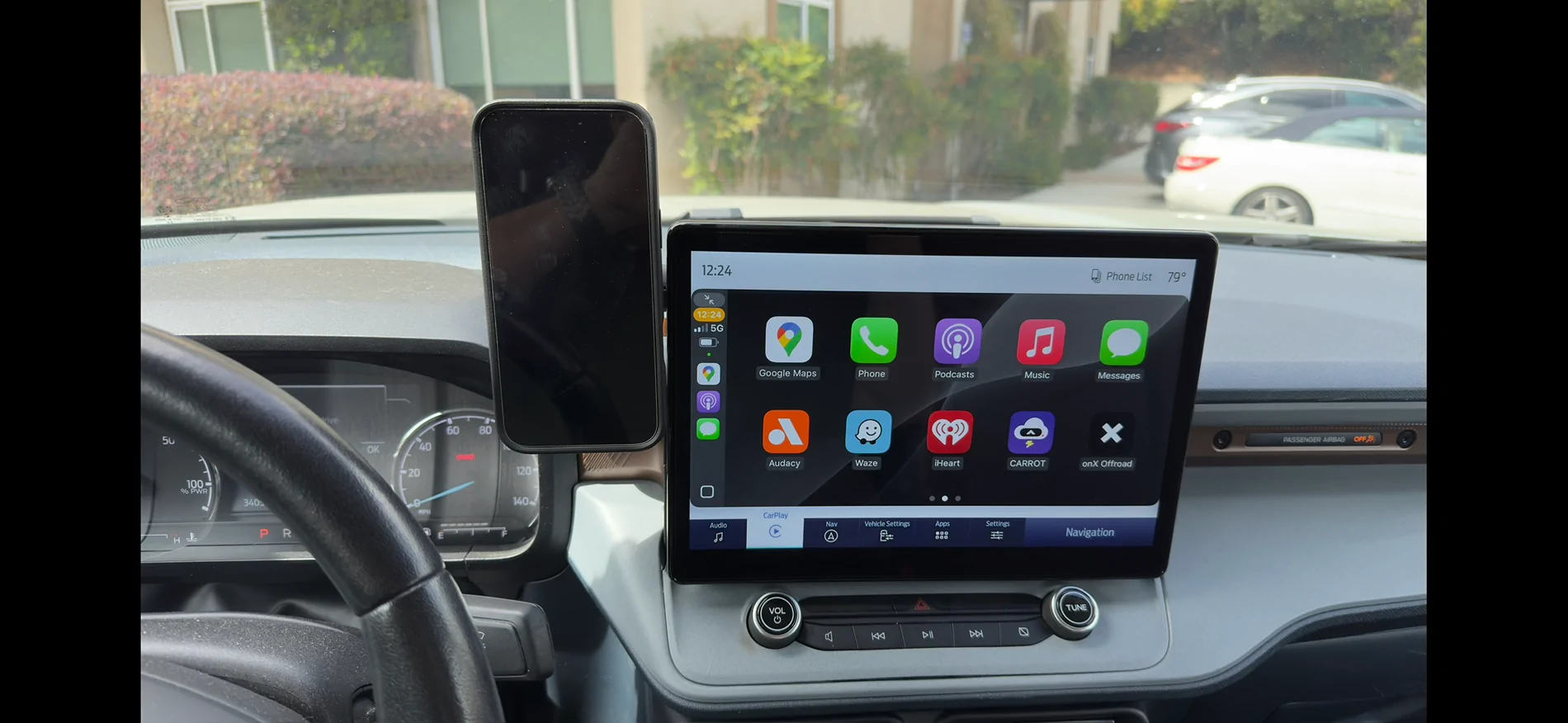 8" screen (Sync 3) upgraded to 12" screen (Sync 4) | Page 6 ...