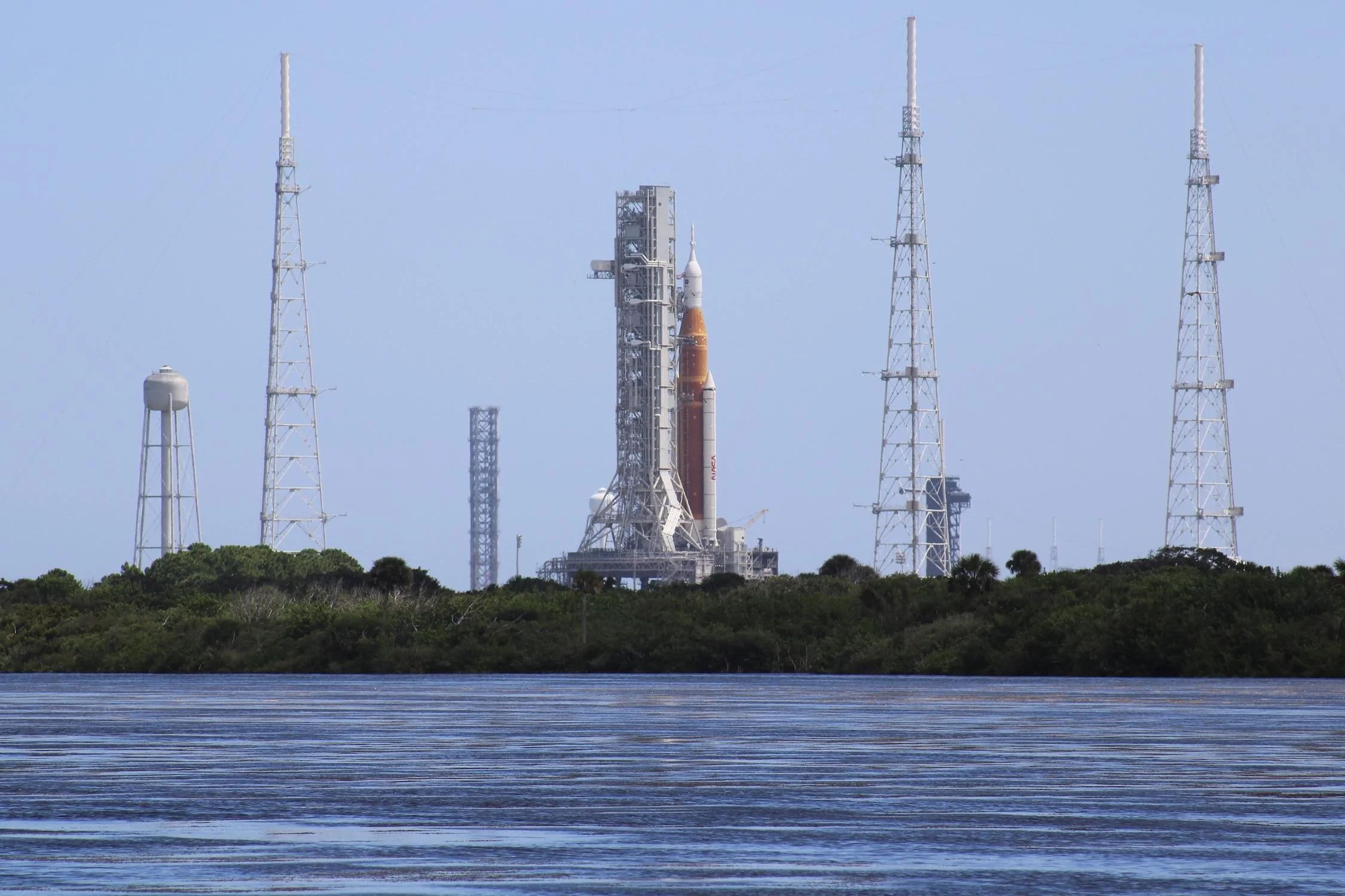 Maverick meets the Artemis Moon Rocket (+ More Space Photos ...