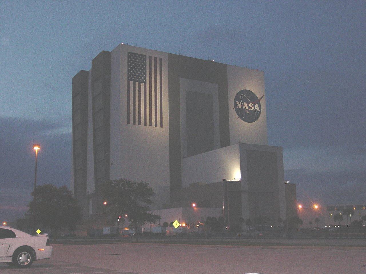 Maverick meets the Artemis Moon Rocket (+ More Space Photos ...